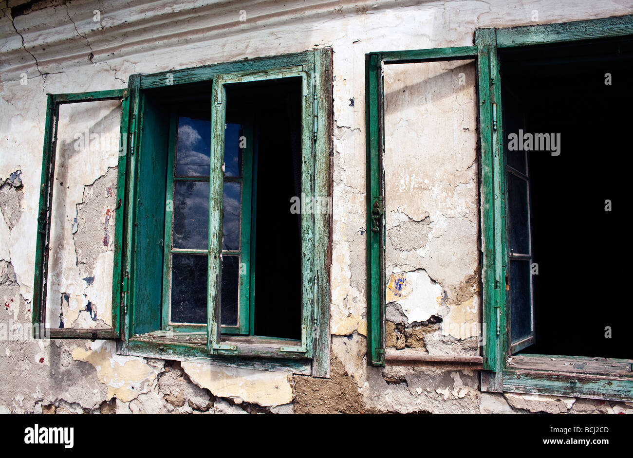 Vecchie finestre immagini e fotografie stock ad alta risoluzione - Alamy