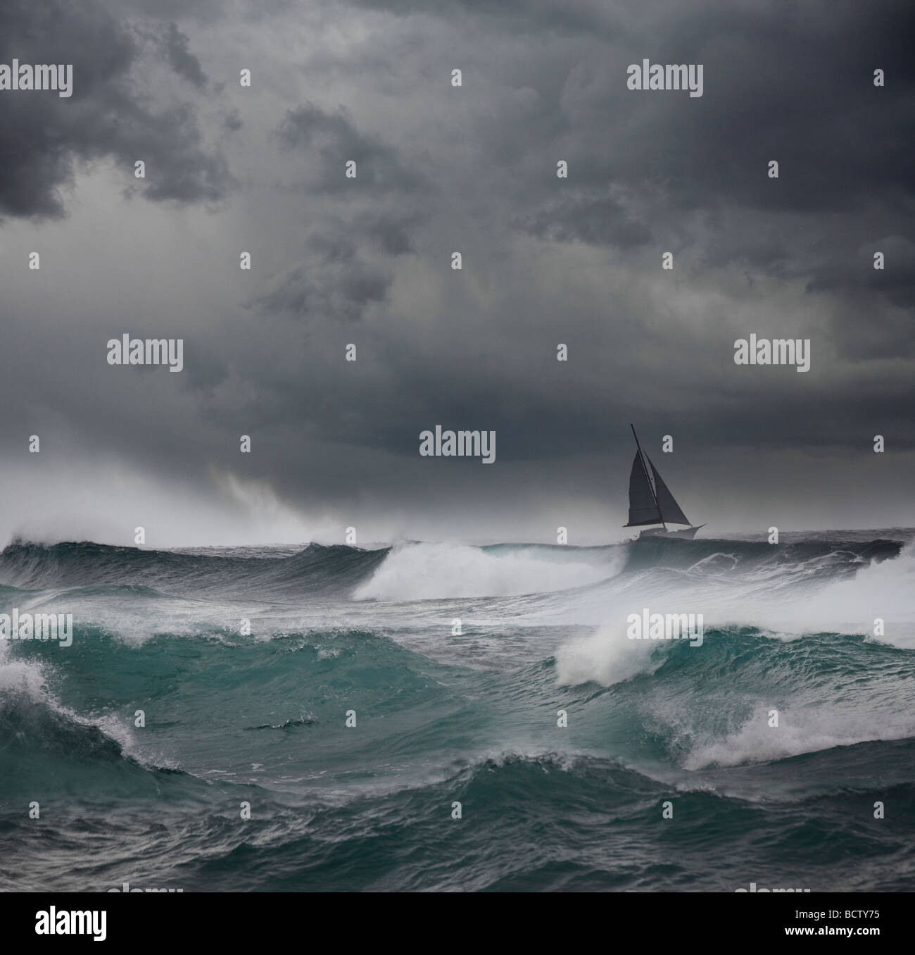 Yacht mare agitato immagini e fotografie stock ad alta risoluzione - Alamy