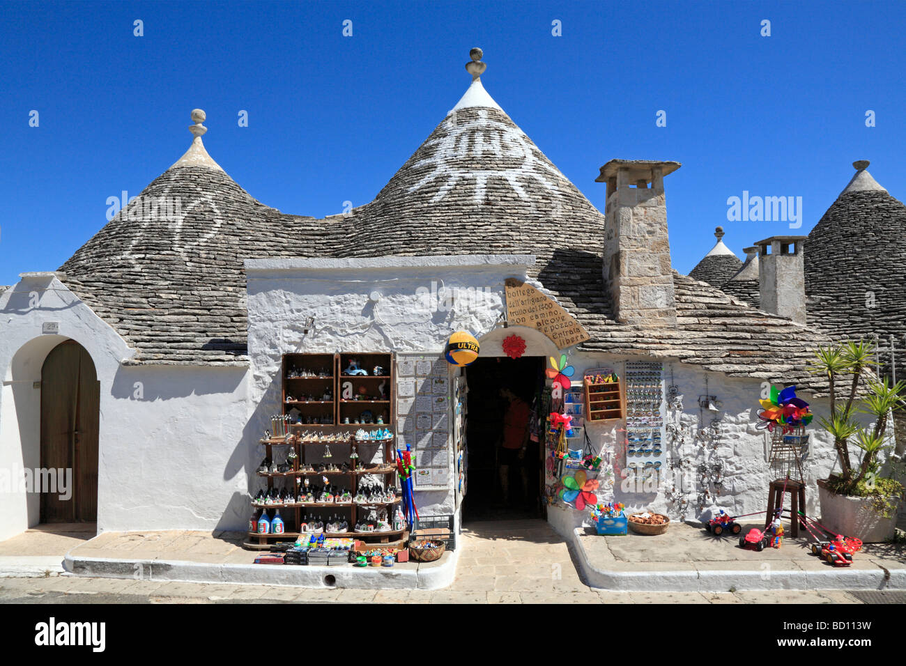 Dipinto di simboli su una Trulli regali nel Rione Monti, Alberobello ...