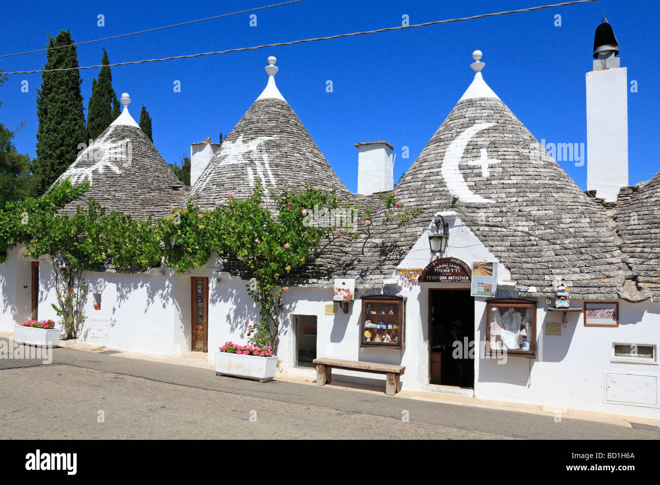 Simboli dipinti su trulli nel Rione Monti, Alberobello, Trulli Village ...