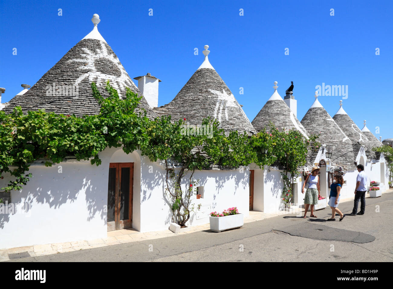 Ai turisti di ammirare il dipinto di simboli su trulli nel Rione Monti ...