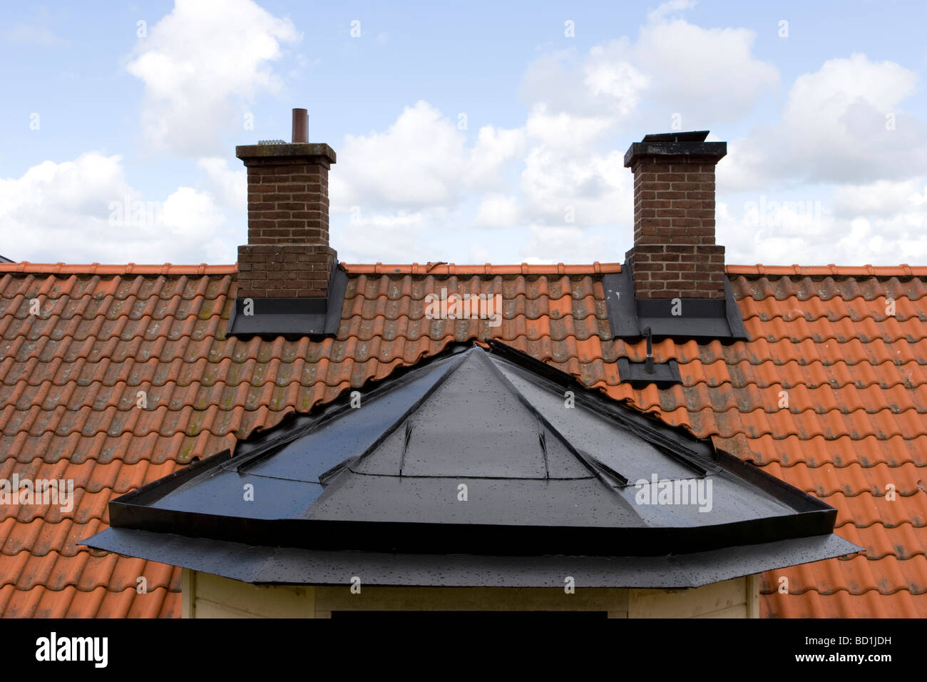 Tetto del tetto piastrella camino cresta immagini e fotografie stock ad ...