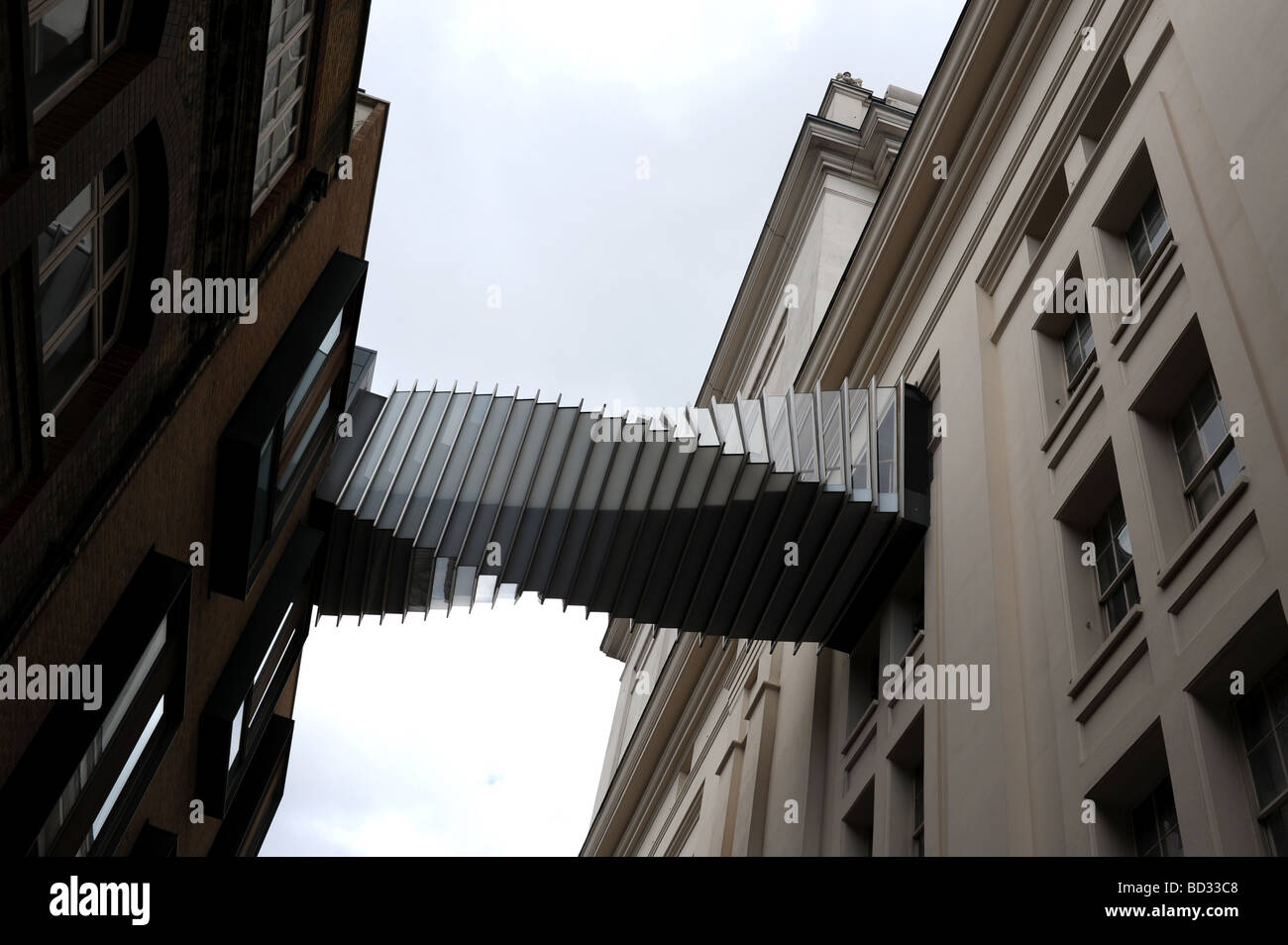 Passerella tra gli edifici immagini e fotografie stock ad alta ...