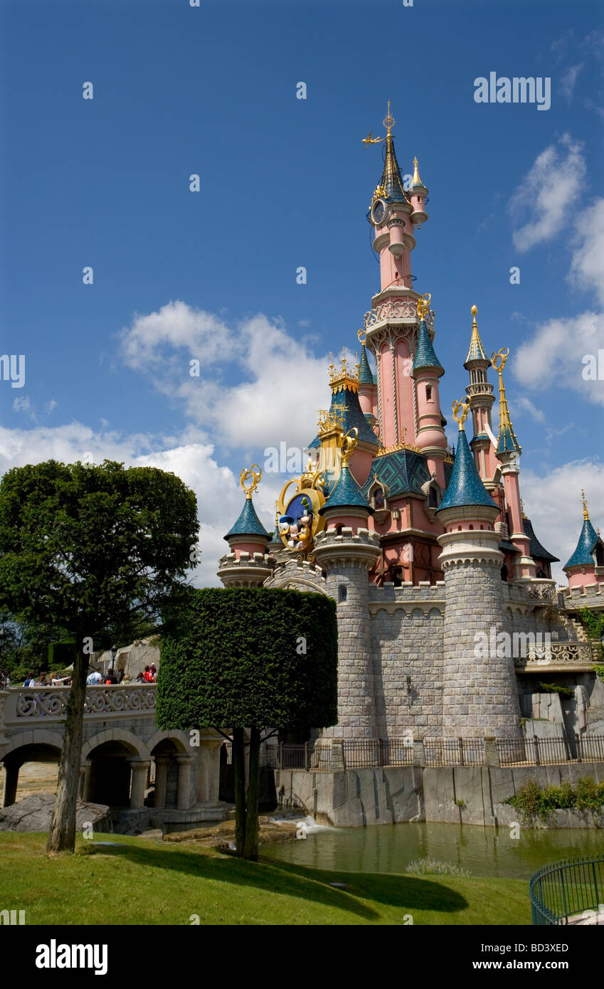 Euro disney paris immagini e fotografie stock ad alta risoluzione - Alamy