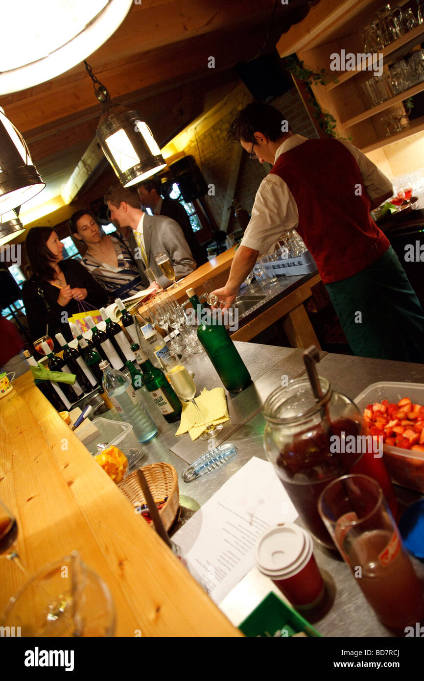 Pub taverne e bar immagini e fotografie stock ad alta risoluzione - Alamy