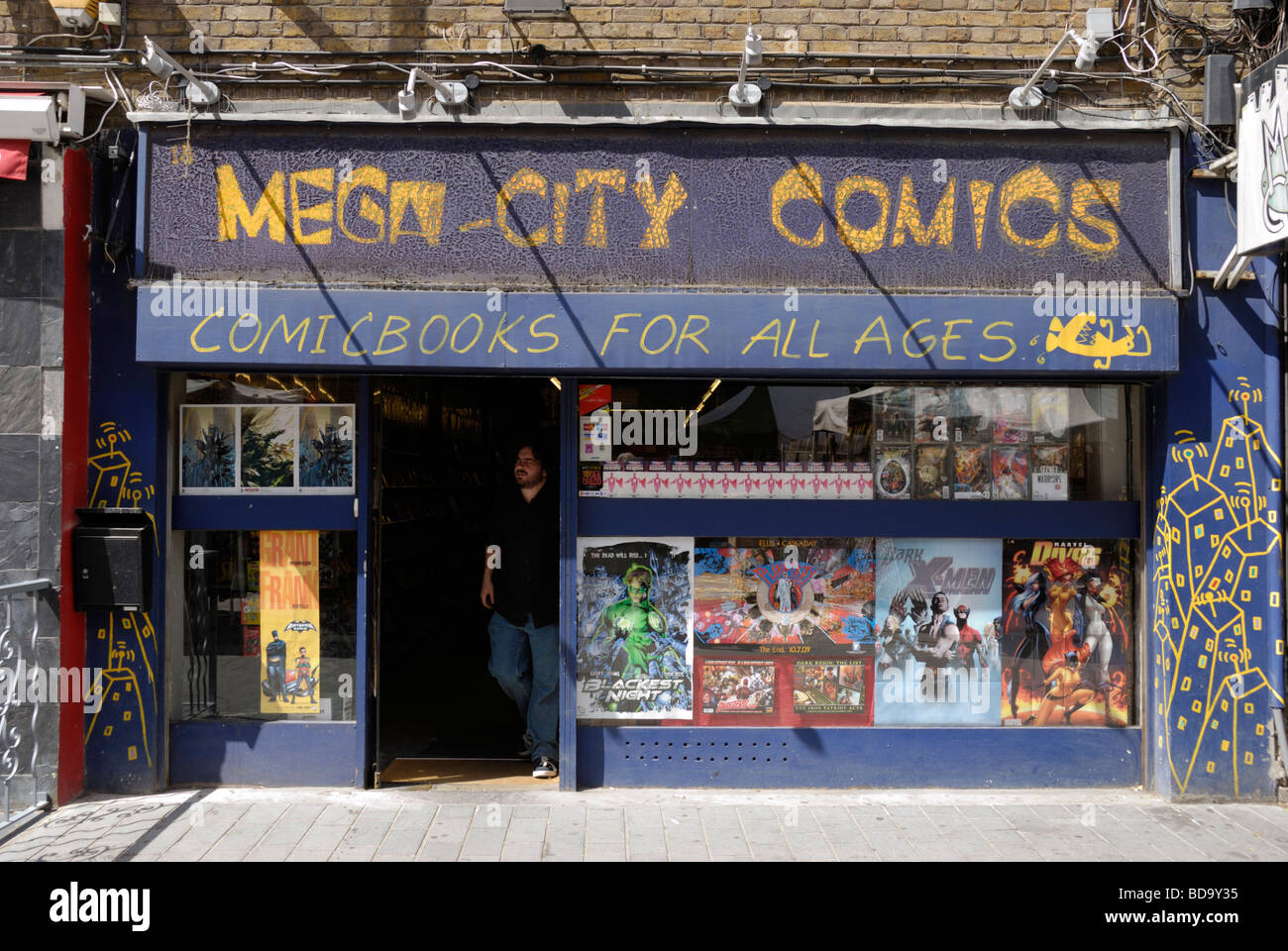 Comics shop people immagini e fotografie stock ad alta risoluzione - Alamy