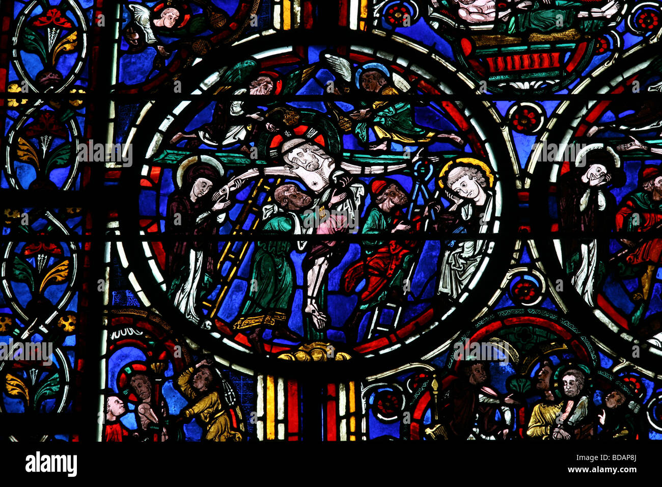 Vetrata raffigurante la deposizione di Cristo dalla croce con guida da ...