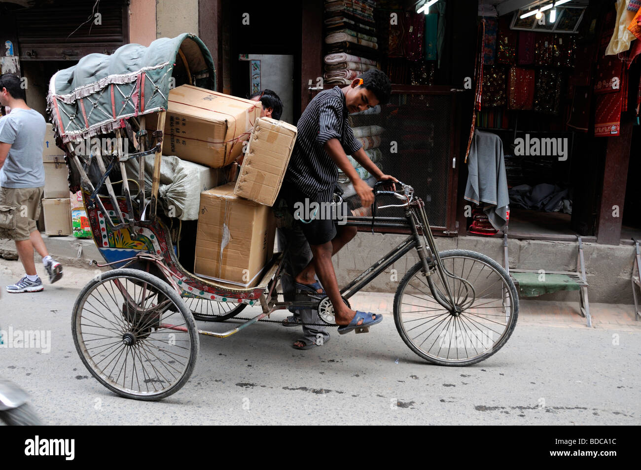 Overloaded bicycle immagini e fotografie stock ad alta risoluzione - Alamy