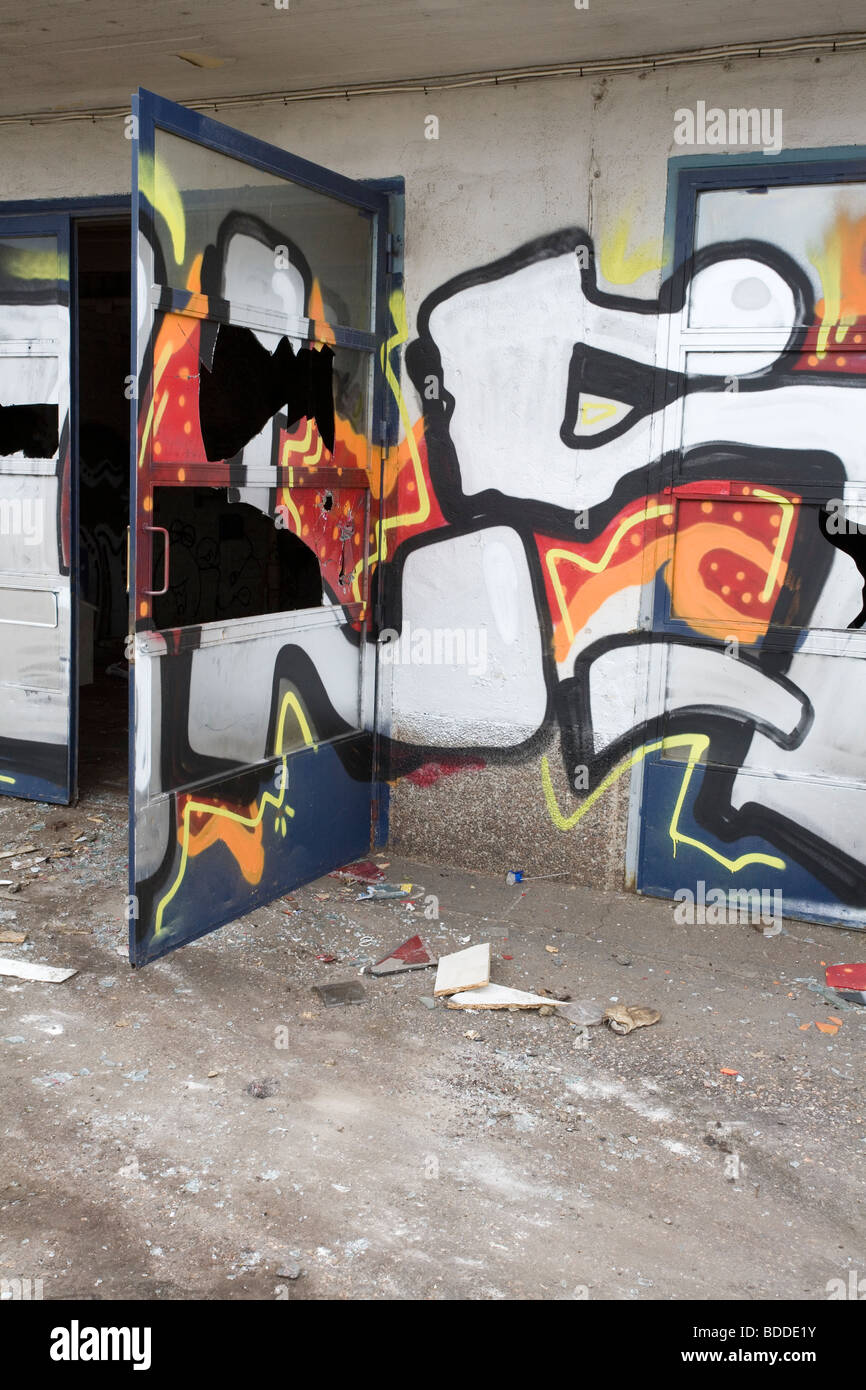 Graffiti sulle porte immagini e fotografie stock ad alta risoluzione ...