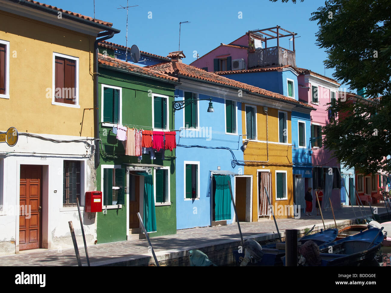 Facciate di case colorate su burano immagini e fotografie stock ad alta ...