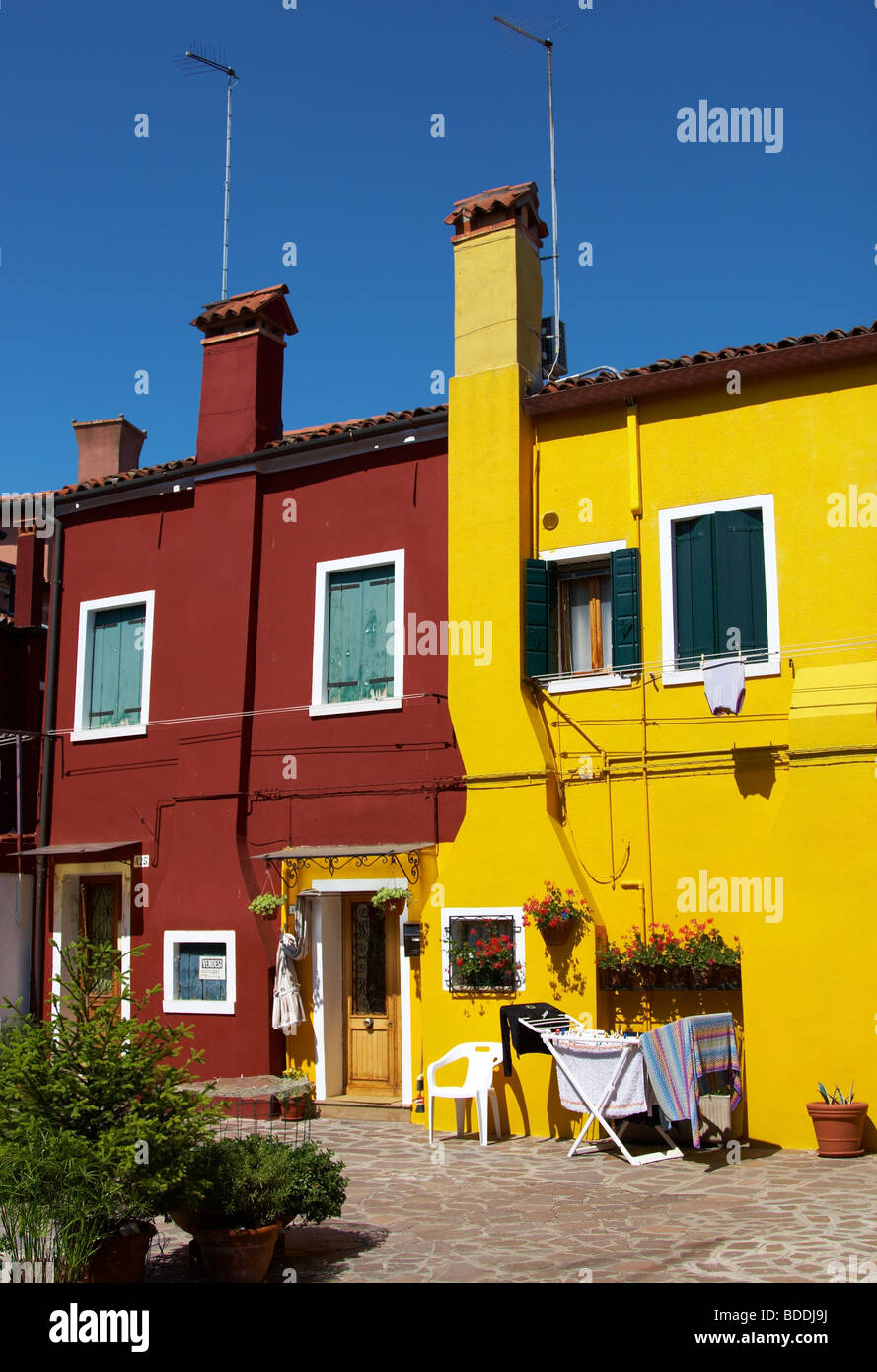 Facciate di case colorate su burano immagini e fotografie stock ad alta ...