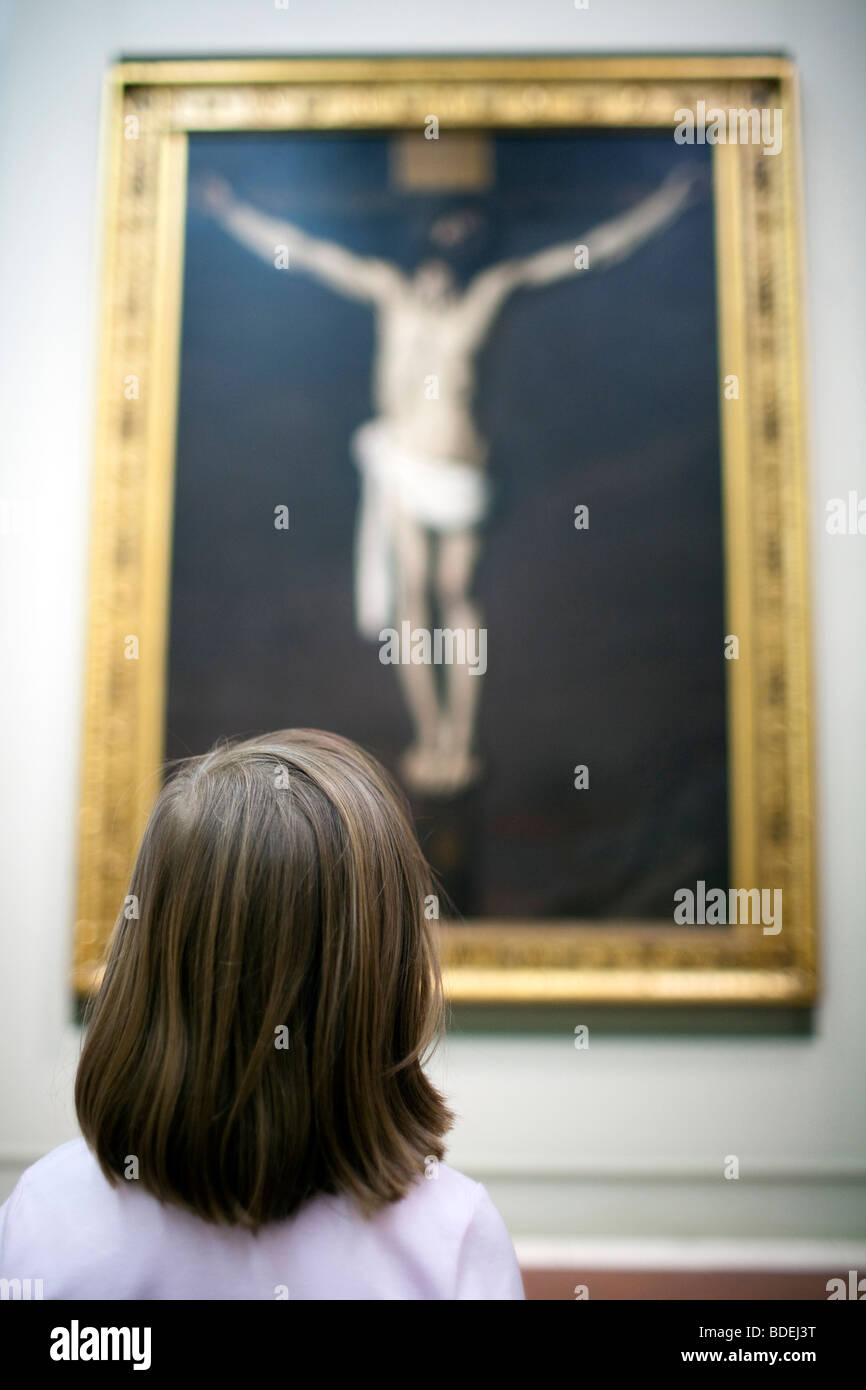 Bambina guardando 'Dying Cristo", dipinto da Francisco de Zurbar n (XVII secolo), il Museo di ...