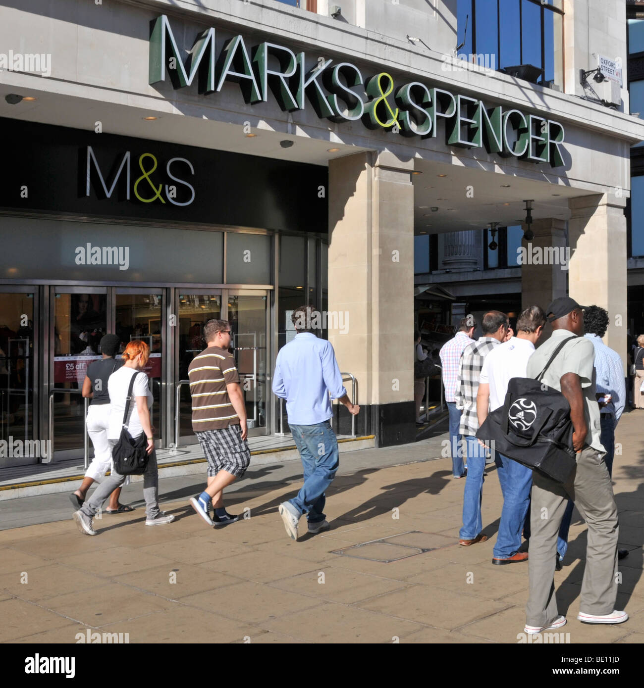 Flagship store in marmo arch immagini e fotografie stock ad alta ...