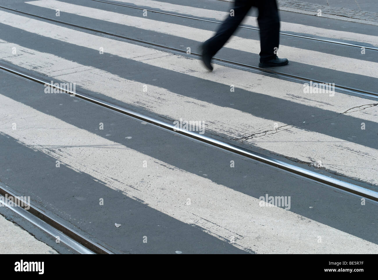 Persona che attraversa la strada immagini e fotografie stock ad alta ...