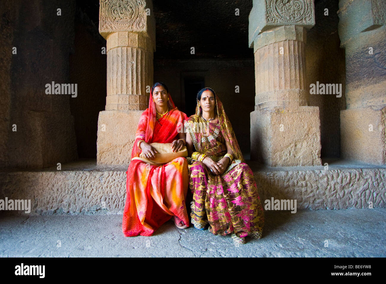 Le donne indiane in uno dei buddisti nelle grotte di Ajanta in India ...