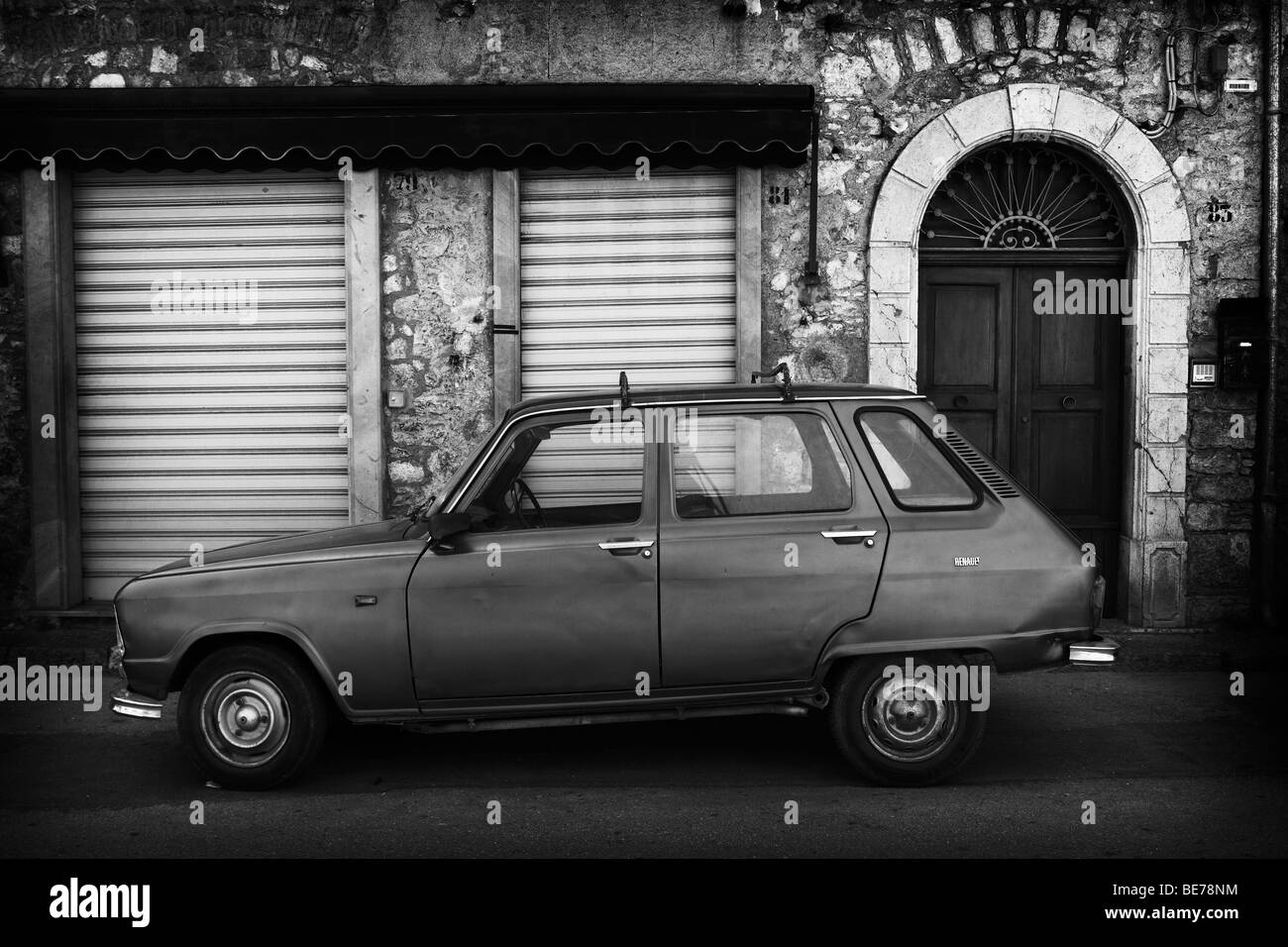 Vecchia renault classica immagini e fotografie stock ad alta ...
