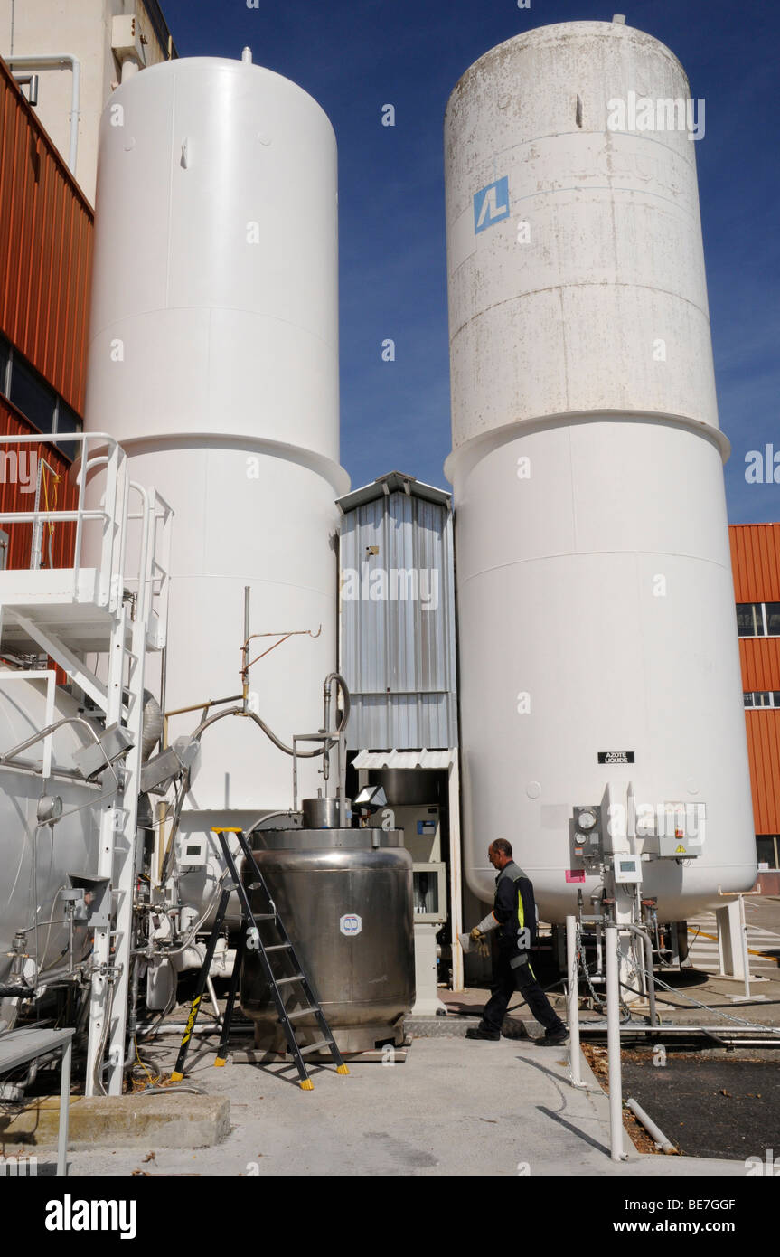 L'azoto liquido è consegnato a un impianto nucleare, a Cadarache ...