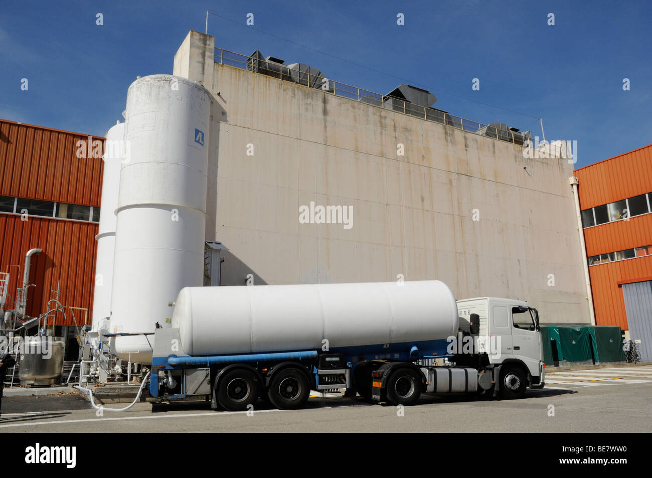 L'azoto liquido è consegnato a un impianto nucleare, a Cadarache ...