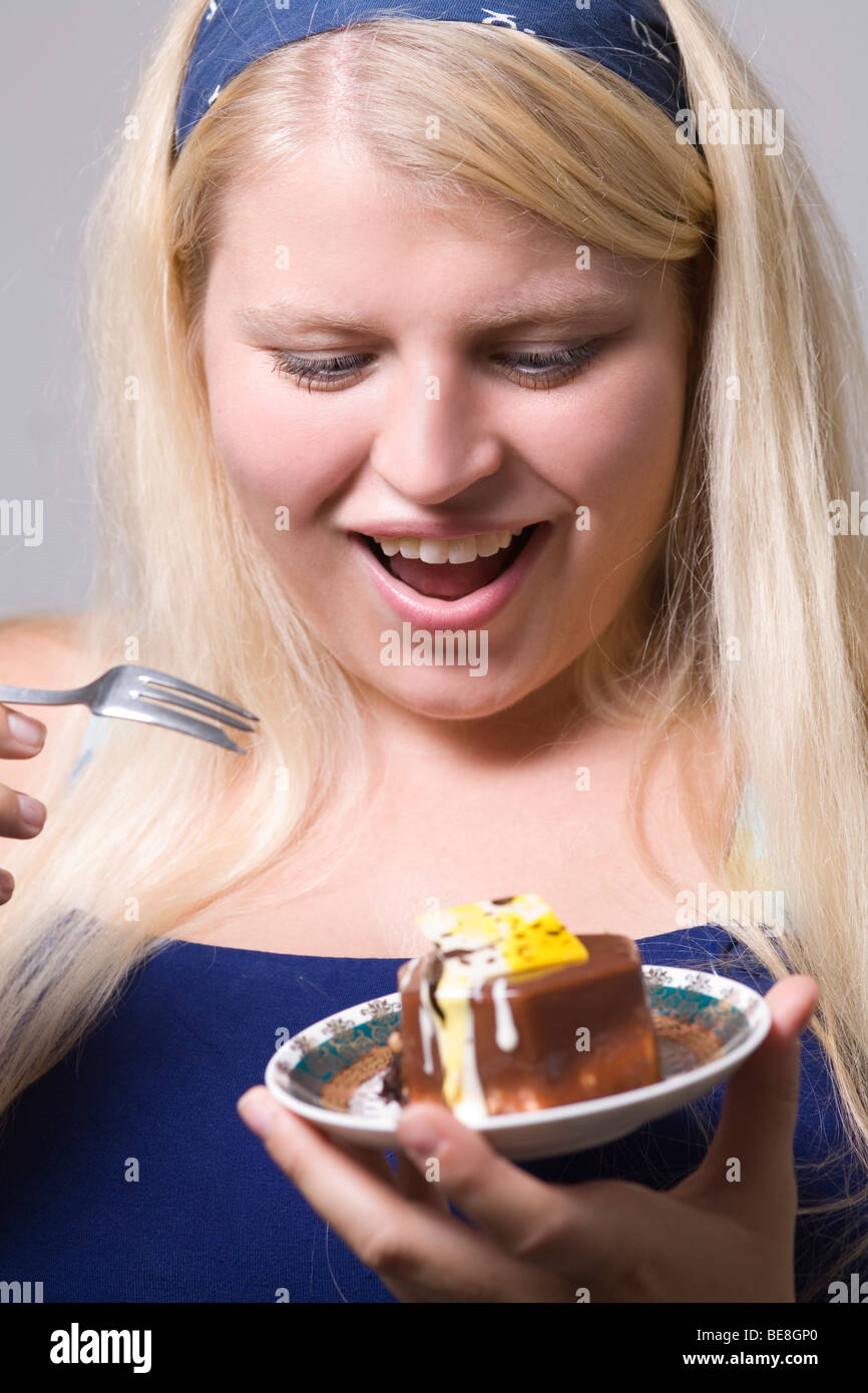 La donna si diverte con la torta immagini e fotografie stock ad alta ...