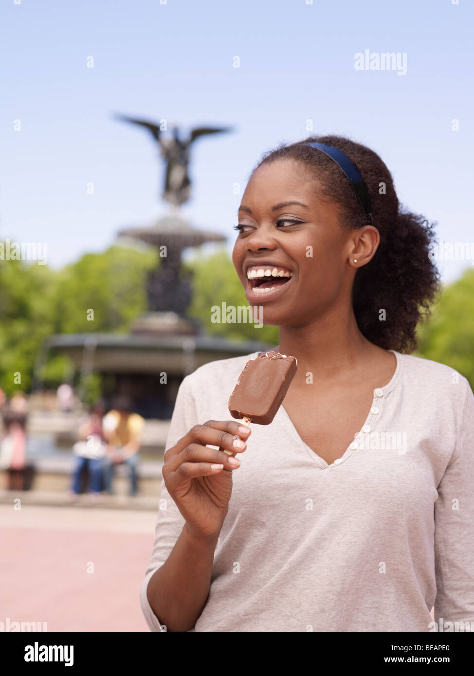 Woman eating ice cream bar immagini e fotografie stock ad alta ...