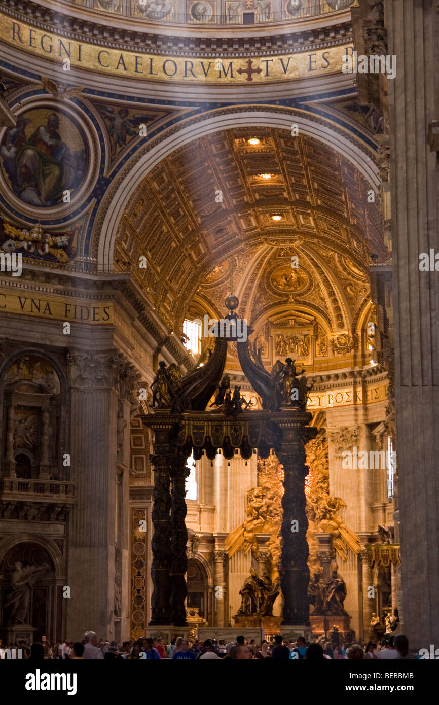 Bernini baldacchino presso la basilica di San Pietro Roma Italia Foto ...