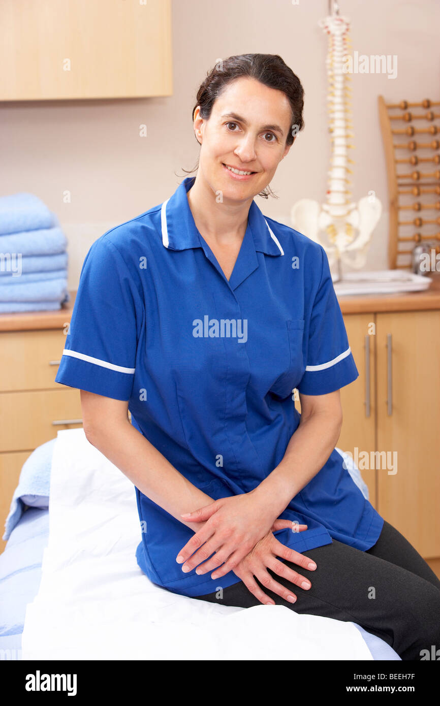 Osteopata femminile immagini e fotografie stock ad alta risoluzione - Alamy