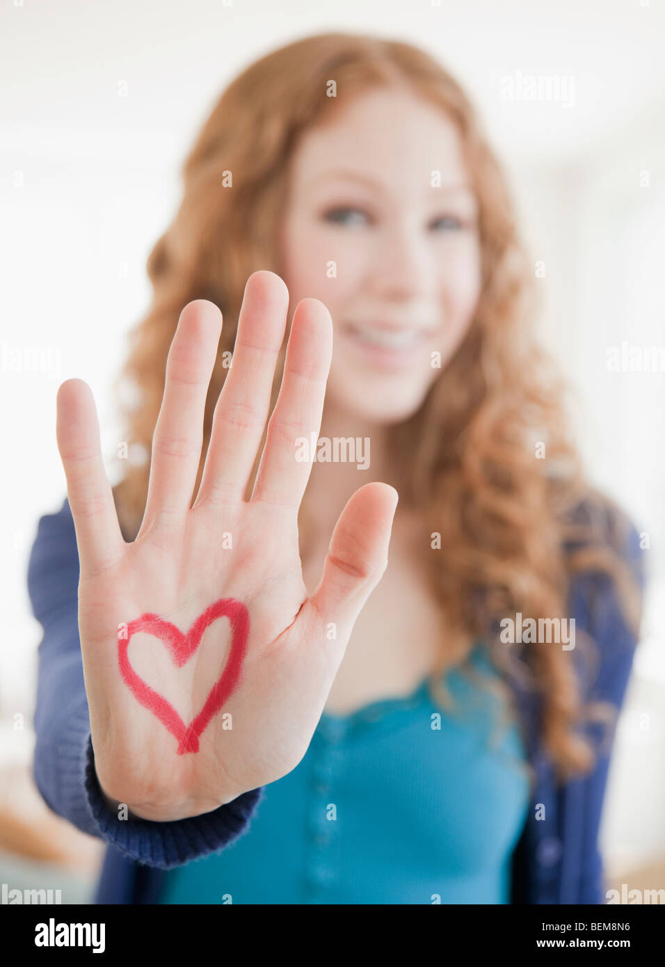 Mano con cuore sopra immagini e fotografie stock ad alta risoluzione ...