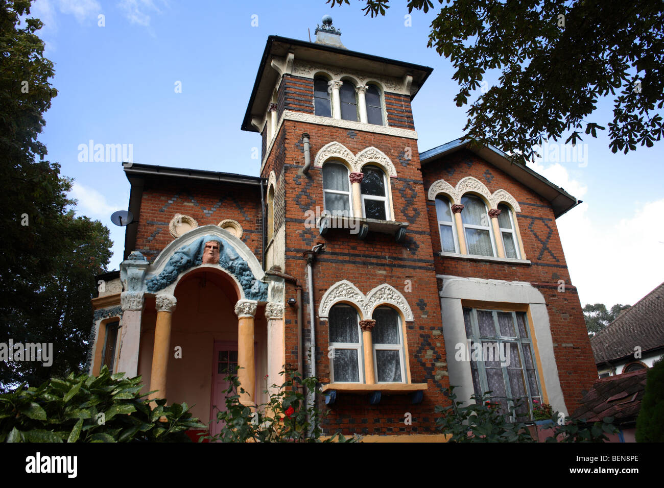 Casa strana immagini e fotografie stock ad alta risoluzione - Alamy