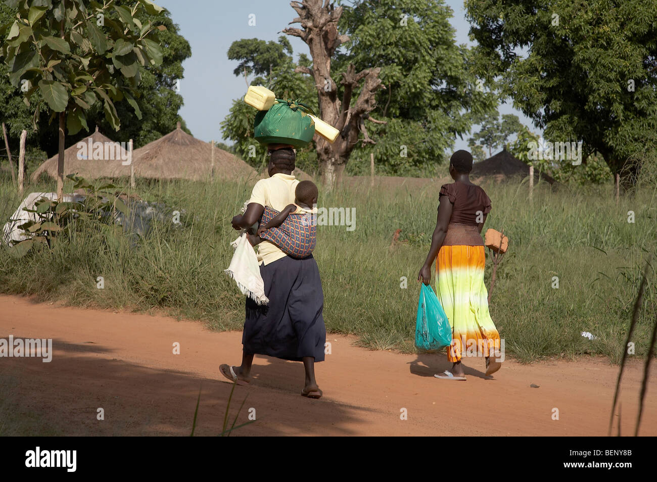 Africa women labor walk immagini e fotografie stock ad alta risoluzione ...