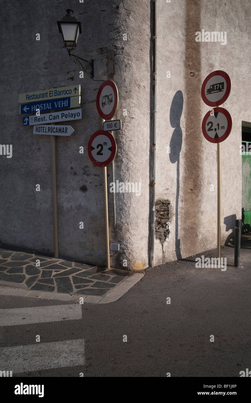 Segnali stradali all'angolo della strada immagini e fotografie stock ad ...