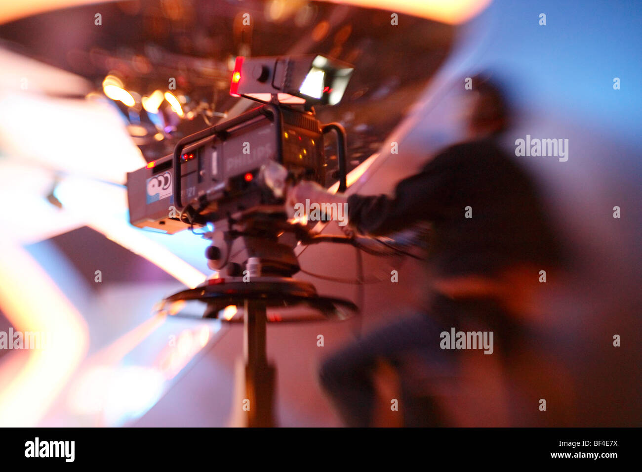Tv studio cameras immagini e fotografie stock ad alta risoluzione - Alamy