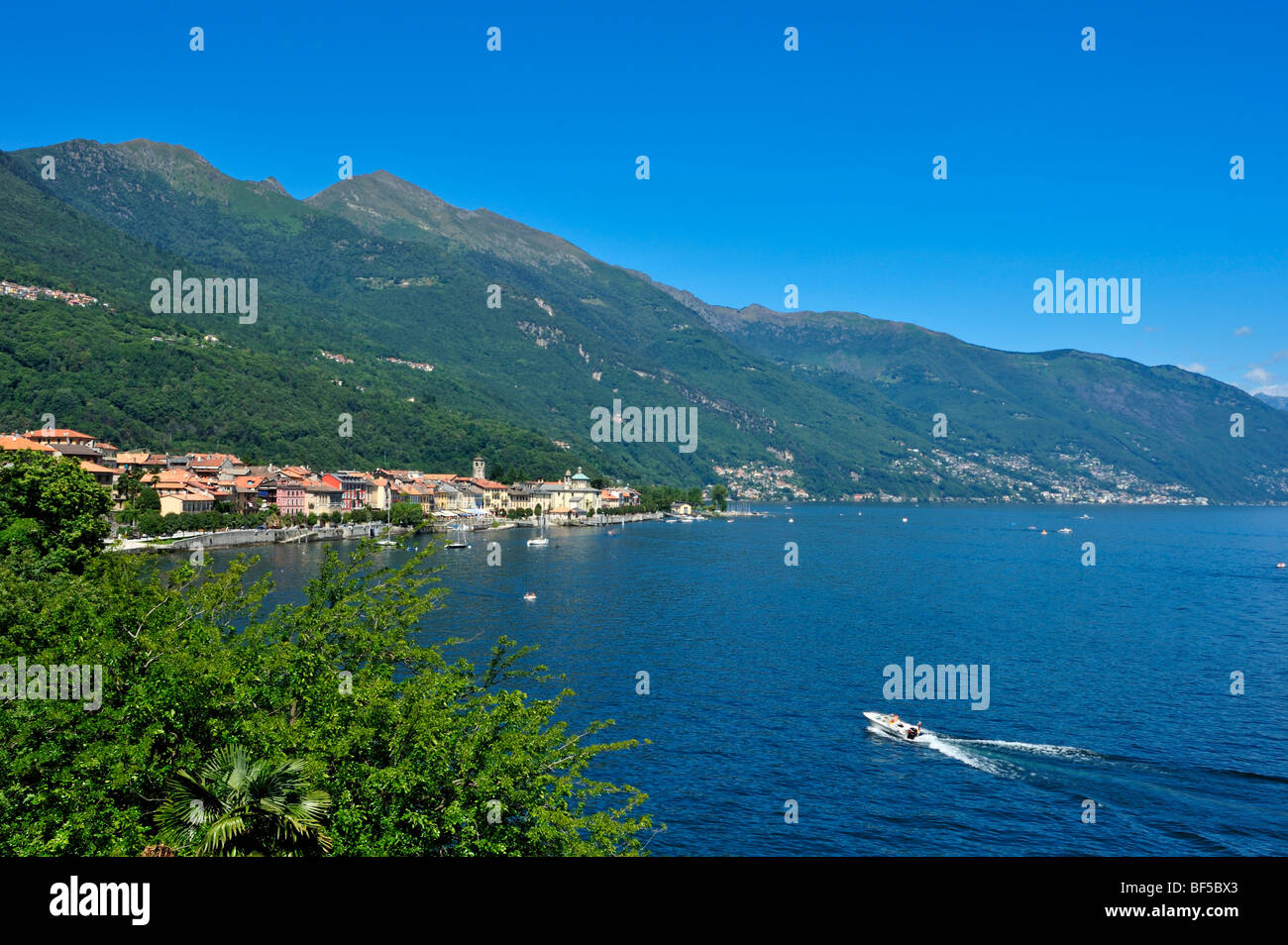 Stadtansicht mit lago maggiore immagini e fotografie stock ad alta ...