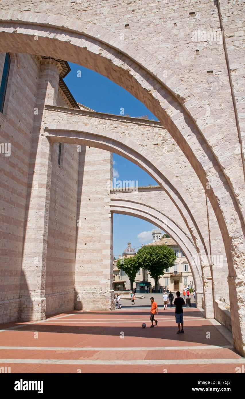 Imponenti archi rampanti della Basilica di Santa Chiara ad Assisi ...