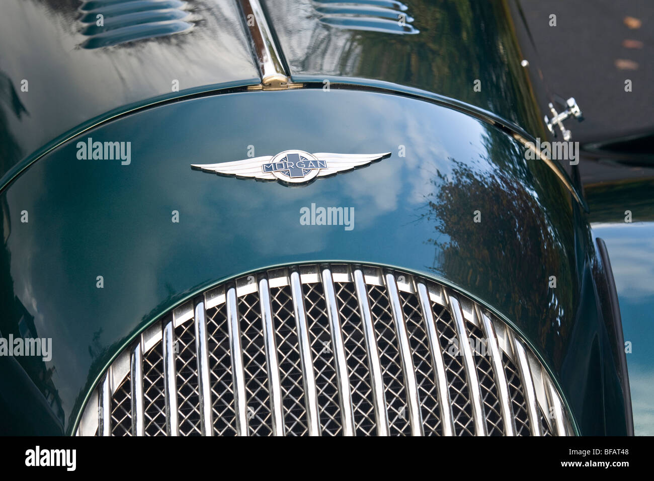 Morgan car company logo sul cruscotto di un verde Amazzonia Morgan ...