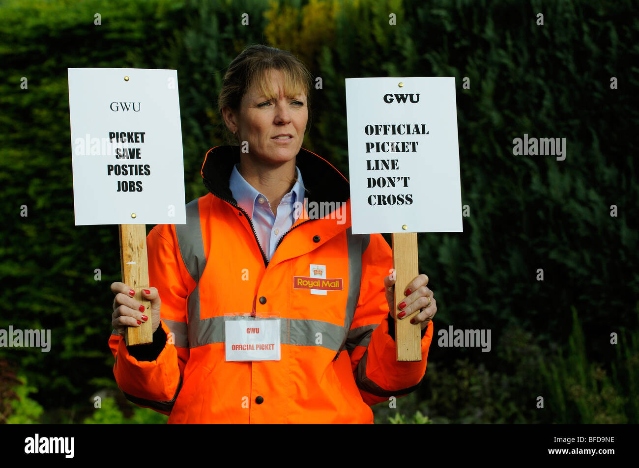 Holding placards immagini e fotografie stock ad alta risoluzione - Alamy