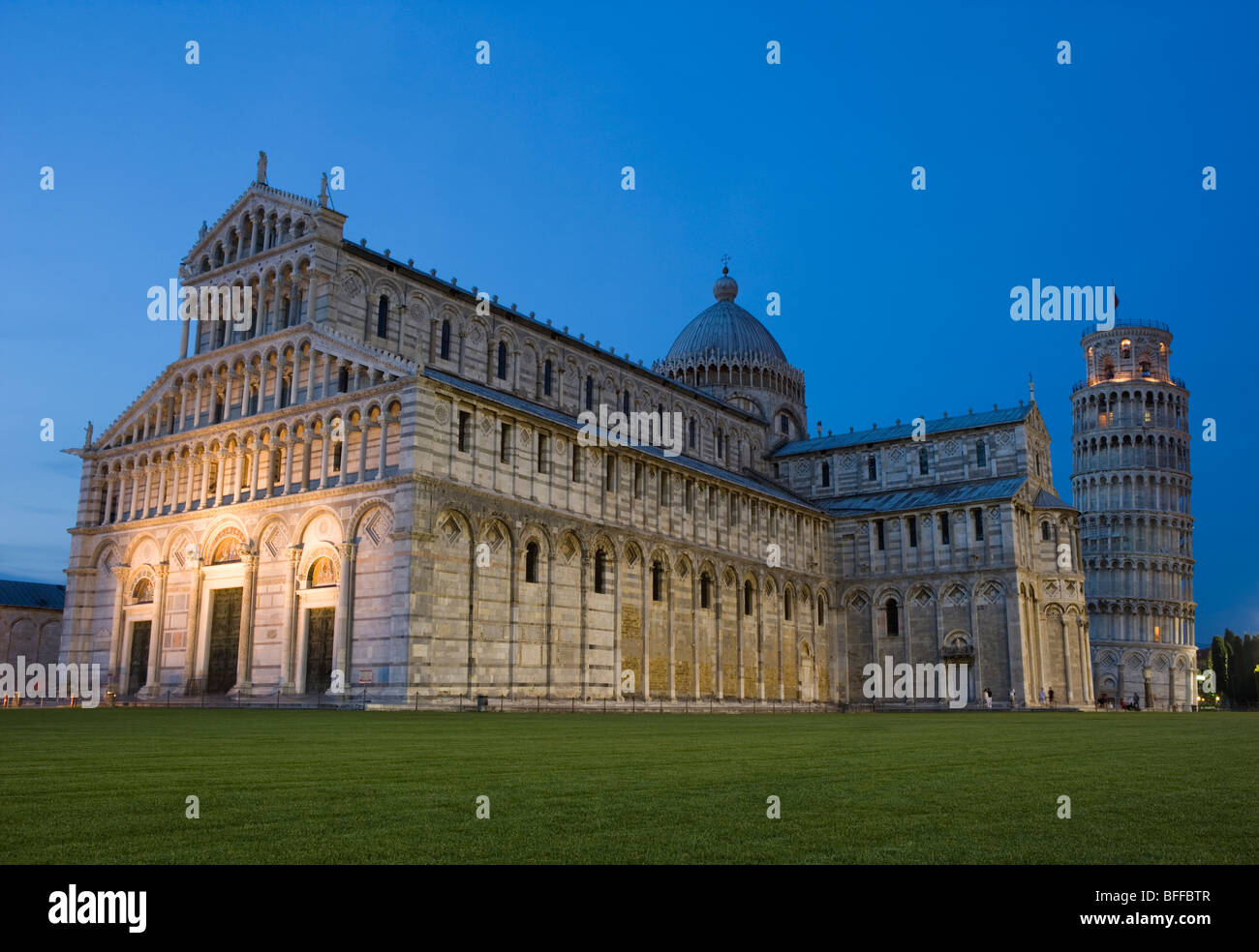 Chiese romaniche marmo bianco e verde immagini e fotografie stock ad ...