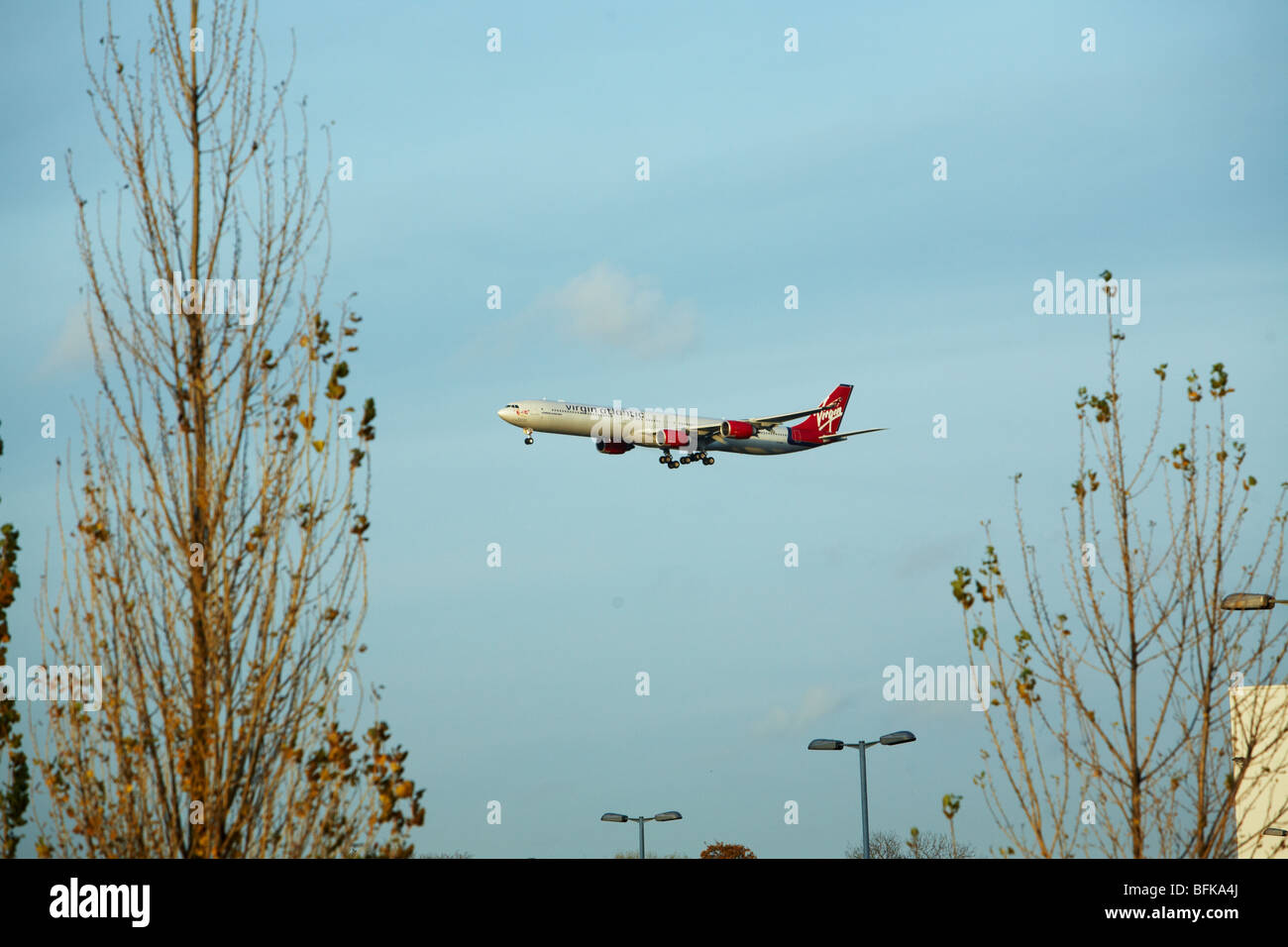 Aereo che atterra a heathrow immagini e fotografie stock ad alta ...