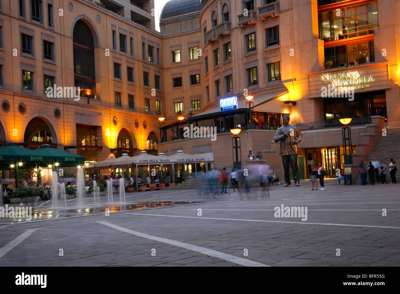 Sandton square immagini e fotografie stock ad alta risoluzione - Alamy
