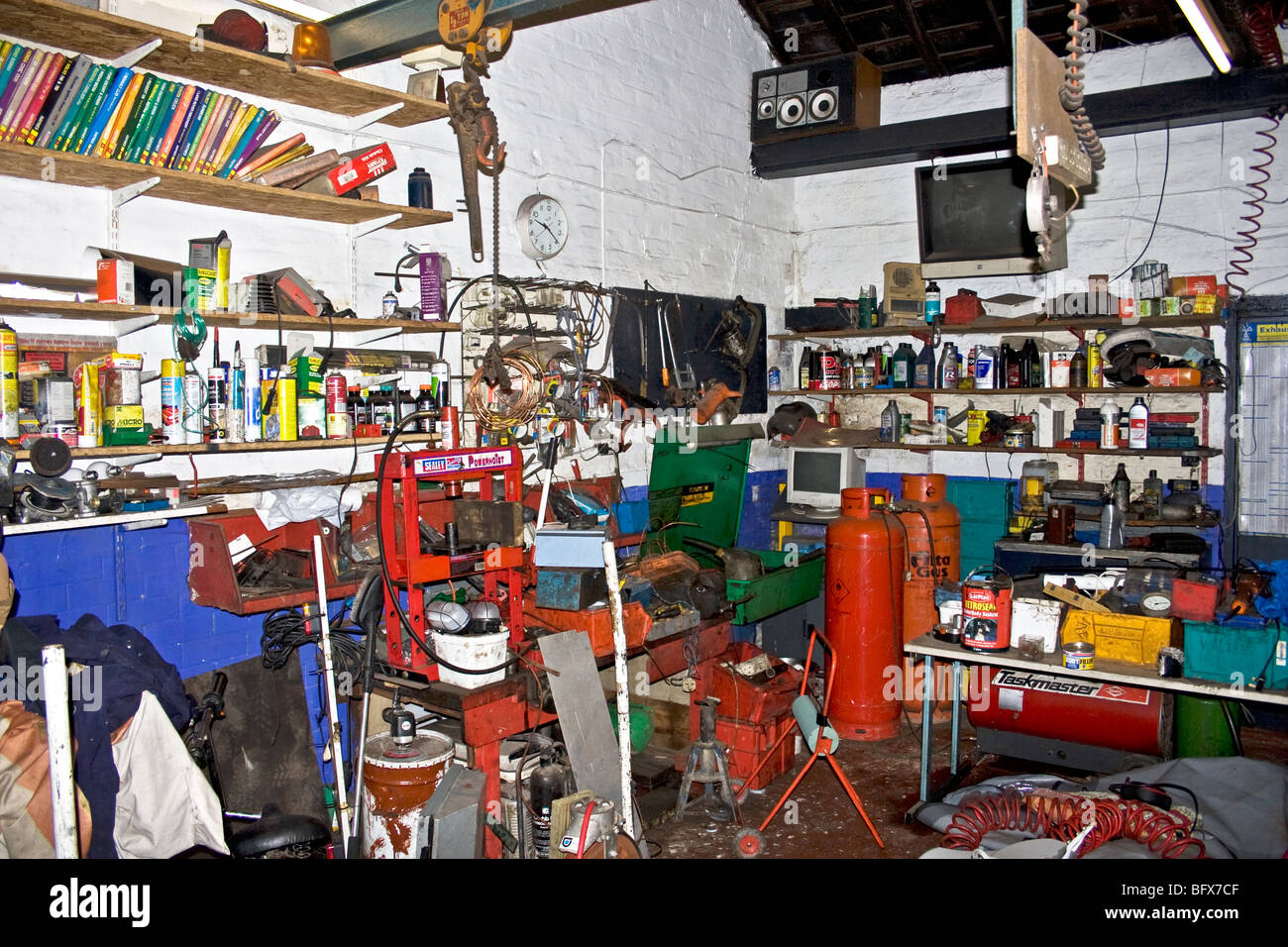 Untidy garage immagini e fotografie stock ad alta risoluzione - Alamy