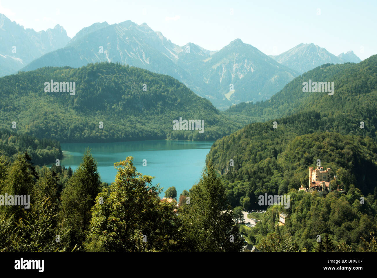 Castello di Hohenschwangau e il lago dei cigni, Fussen, Baviera ...
