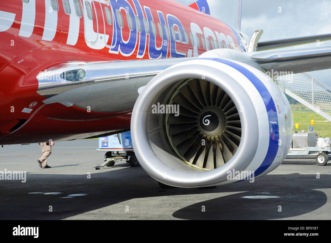 Il motore di un moderno Pacific Blue/Virgin Australia Boeing 737-800 ...