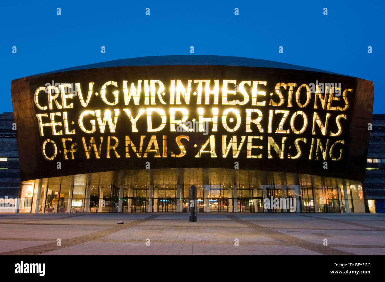 Cardiff bay opera house immagini e fotografie stock ad alta risoluzione ...