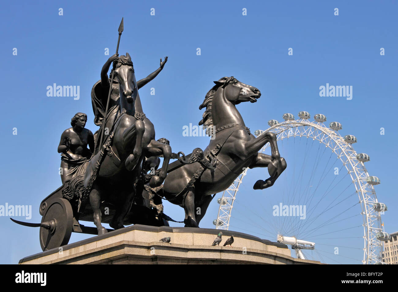 Statua della regina Boudicca con parte del London eye ruota panoramica ...