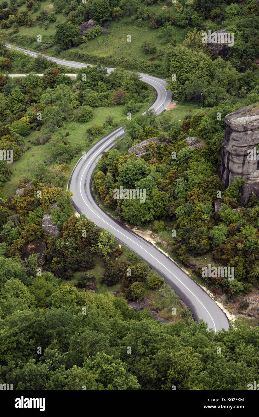 Winding road aerial immagini e fotografie stock ad alta risoluzione - Alamy