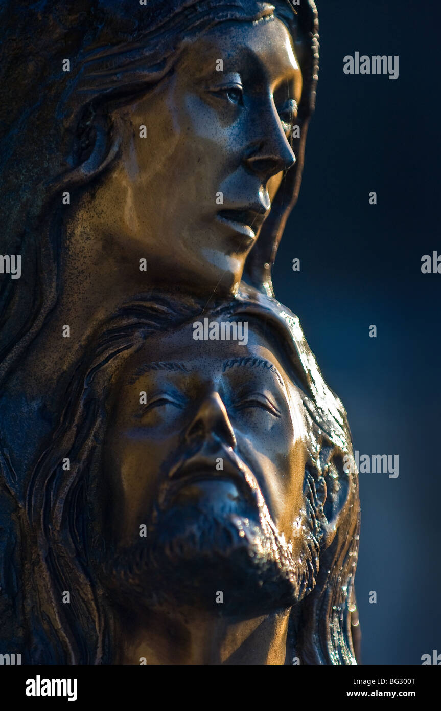 Una statua di bronzo di Maria e di Gesù in un cimitero in Toscana ...