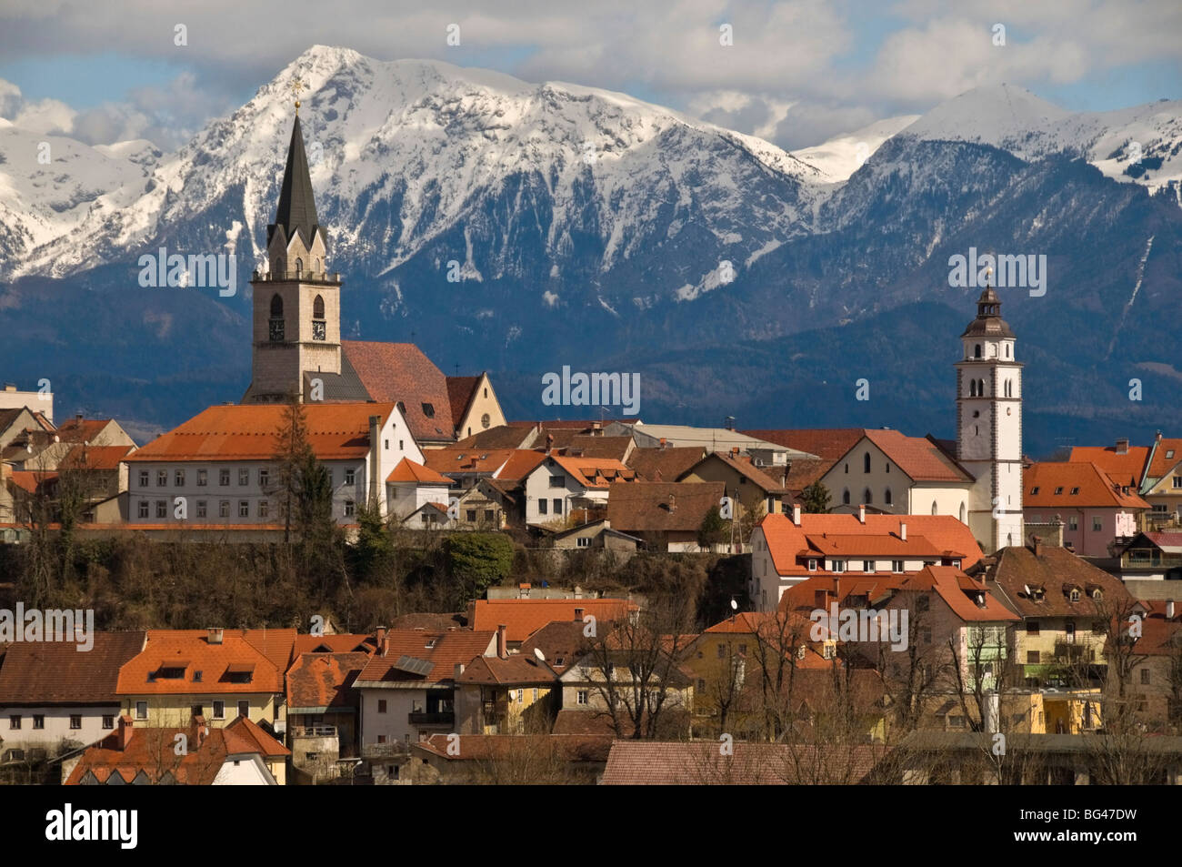 San Cantianus chiesa in primo piano e le Alpi Kamnik dietro, Kranj ...