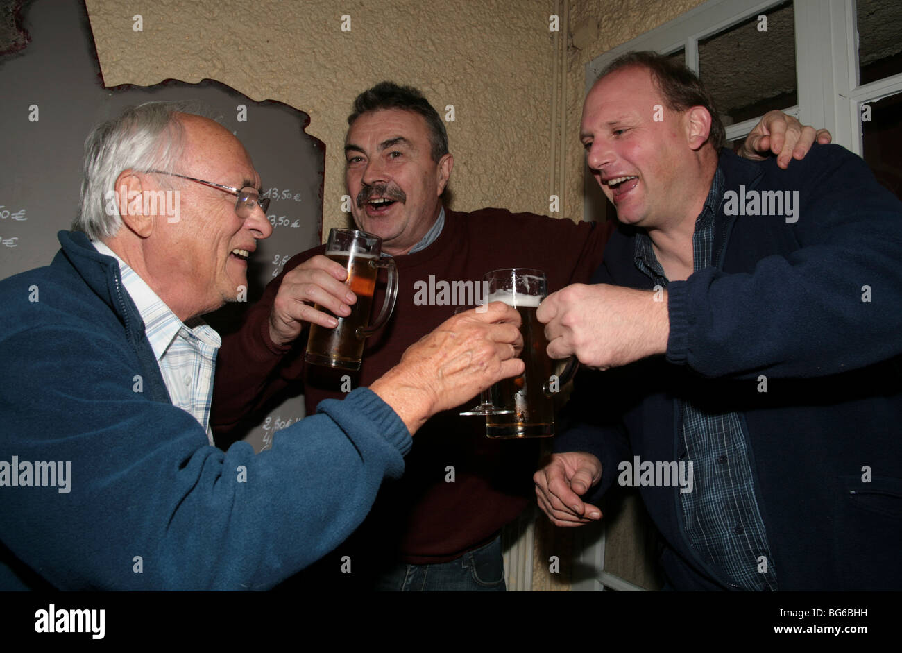 Uomini ubriachi immagini e fotografie stock ad alta risoluzione - Alamy