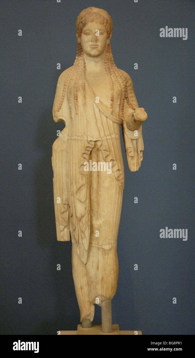 Arte Greca. VI-V a.c. in Grecia. KORE. Statua di marmo. Datate tra 500 ...
