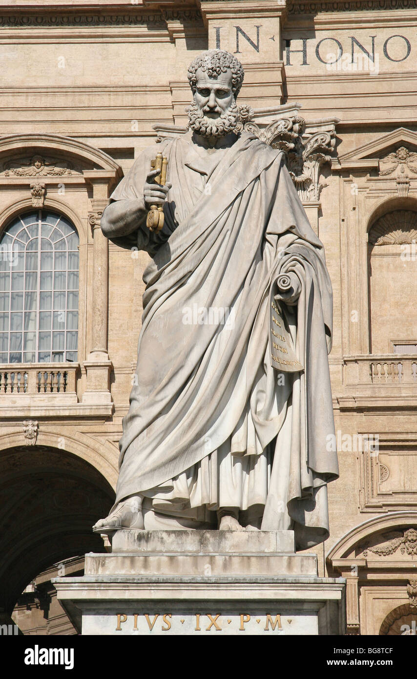 Apostolo pietro che tiene immagini e fotografie stock ad alta ...