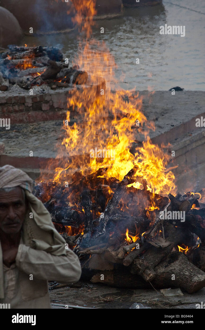 Funeral pyre ganges river immagini e fotografie stock ad alta ...